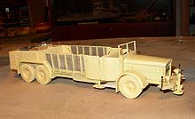 Ebenso wichtig wie der Schriftzug waren mir die seitlichen Klappwände ...