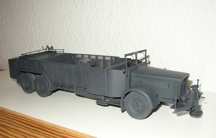 Das Modell wurde dann einheitlich mit Revell Airbrushfarbe Panzergrau ...